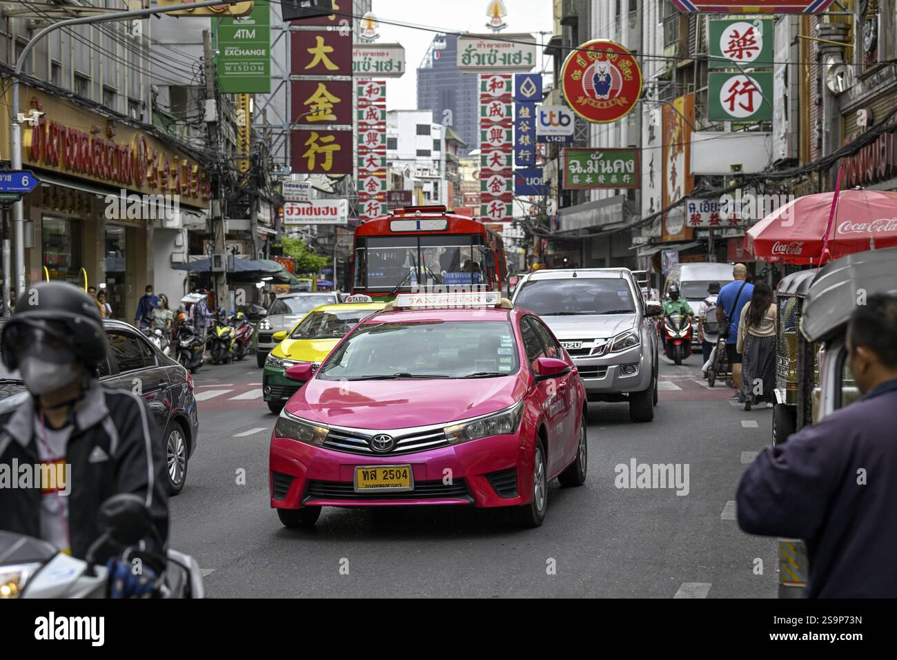 Street scene on Yaowarat Road, China Town, Chinese neighbourhood ...