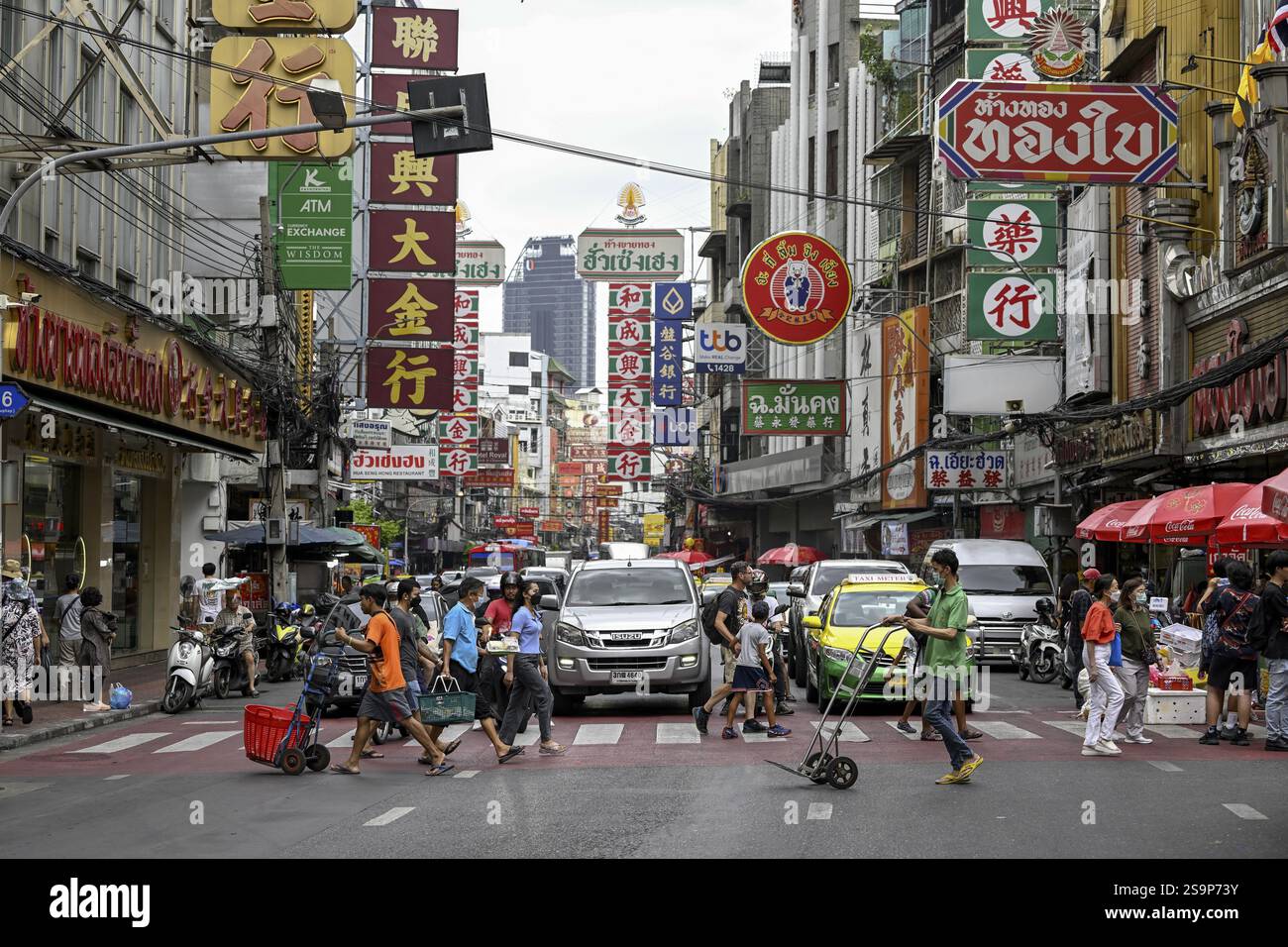 Street scene on Yaowarat Road, China Town, Chinese neighbourhood, Sampheng, Bangkok, Thailand ...