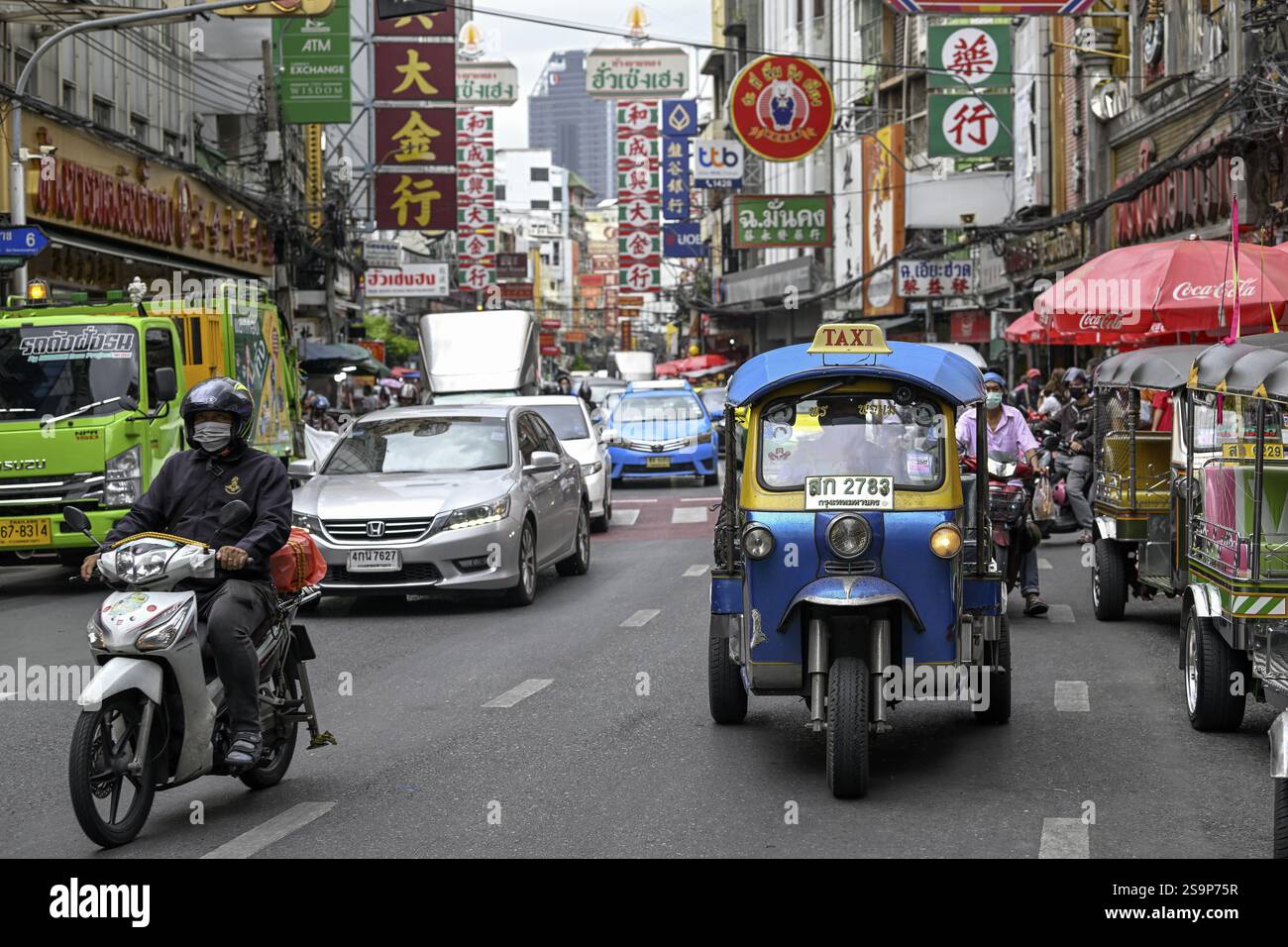 Street scene on Yaowarat Road, China Town, Chinese neighbourhood ...