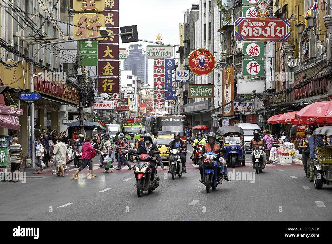 Street scene on Yaowarat Road, China Town, Chinese neighbourhood ...