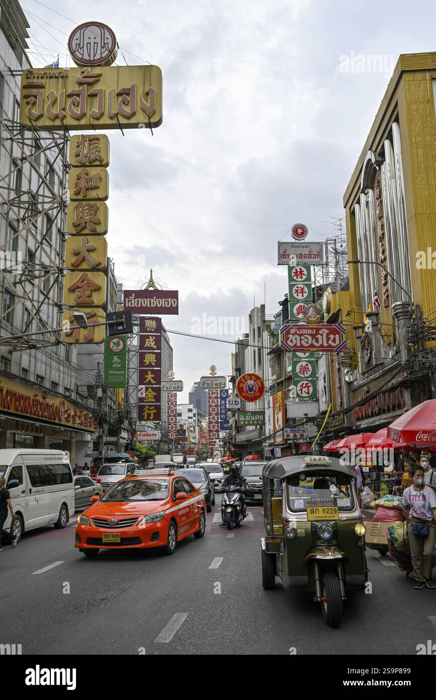 Street scene on Yaowarat Road, China Town, Chinese neighbourhood ...