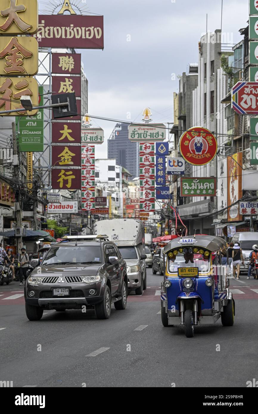 Street scene on Yaowarat Road, China Town, Chinese neighbourhood ...