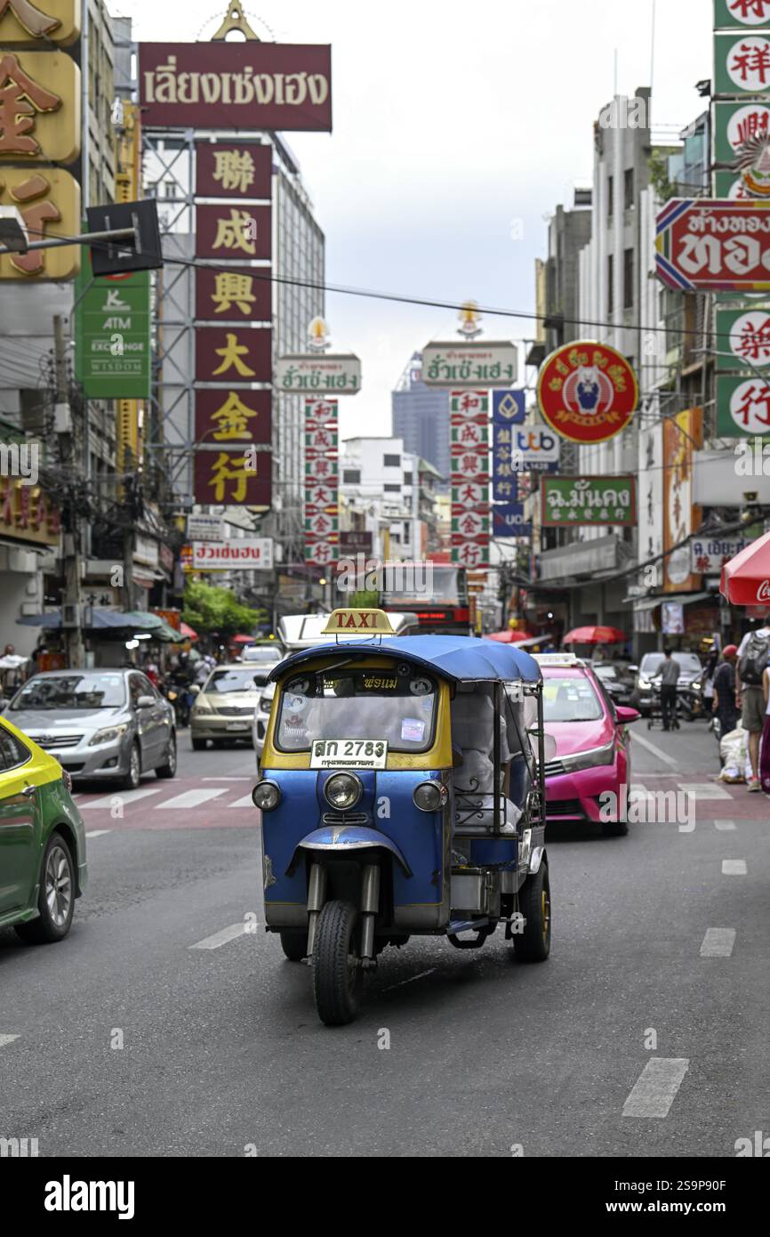 Street scene on Yaowarat Road, China Town, Chinese neighbourhood ...