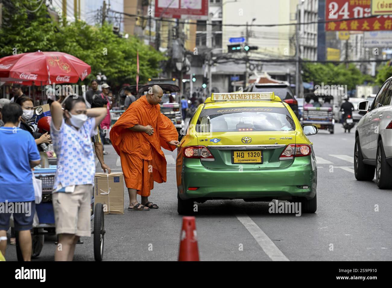 Street scene on Yaowarat Road, China Town, Chinese neighbourhood ...