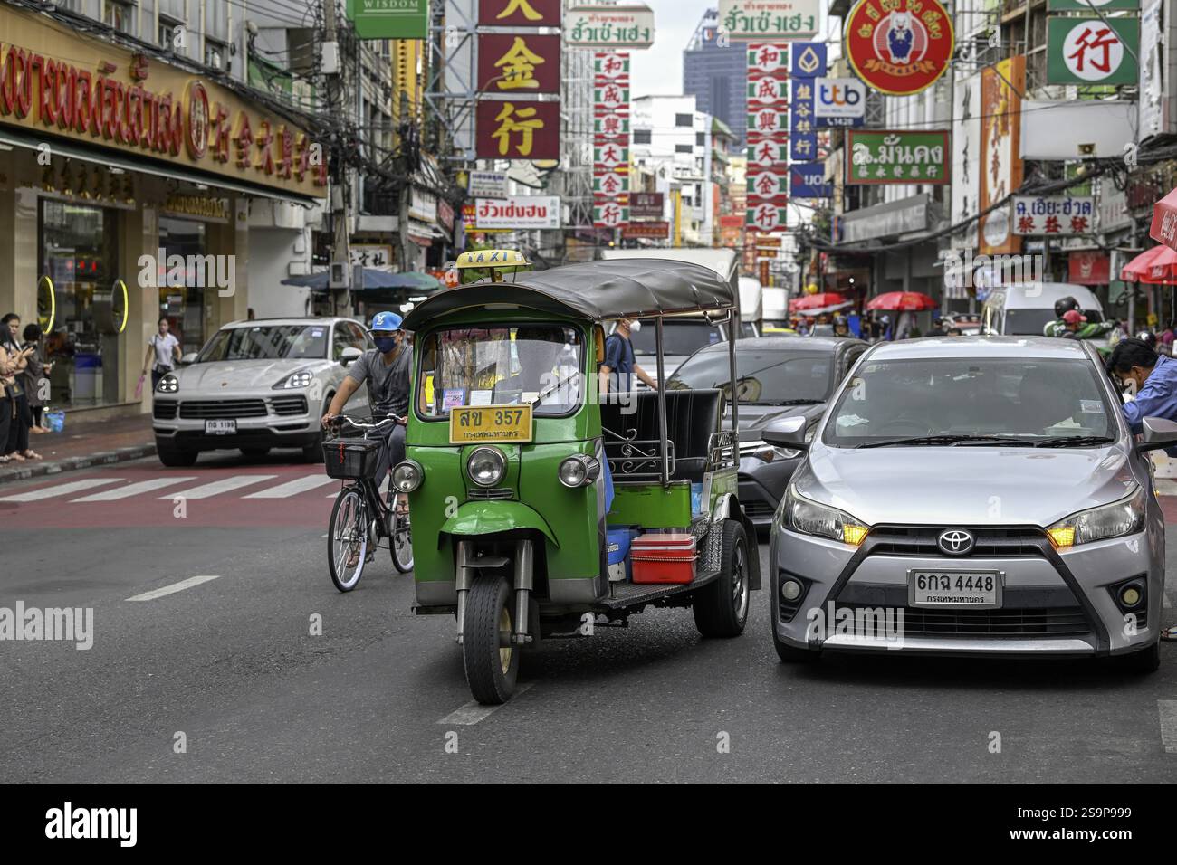 Street scene on Yaowarat Road, China Town, Chinese neighbourhood ...