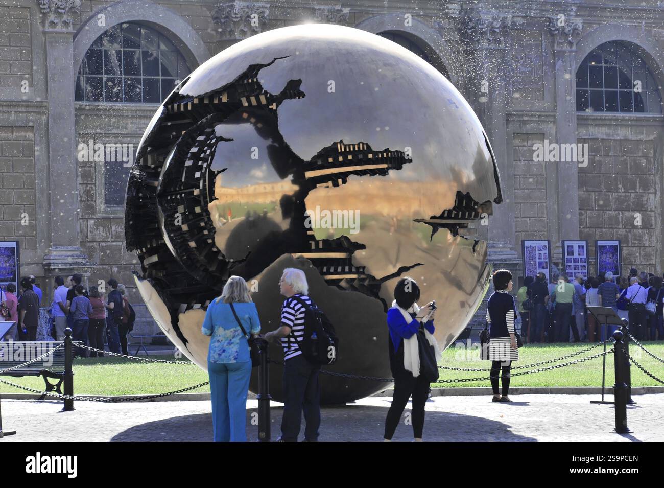 Mappa Monda, Sfera con Sfera, Globe, Palazzetto del Belvedere, Cortile ...