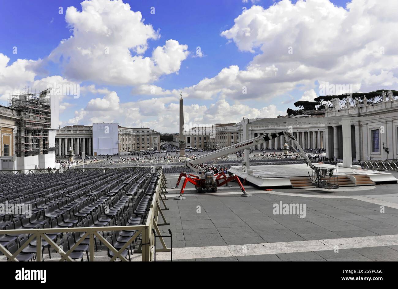 Seated St Peter's Square and St Peter's Basilica in the Vatican, Rome ...