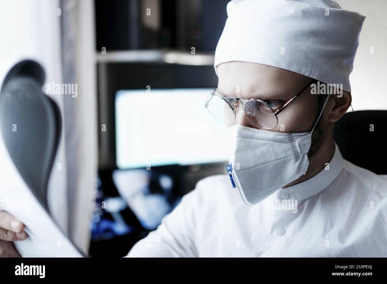 Analytical individuals hi-res stock photography and images - Alamy