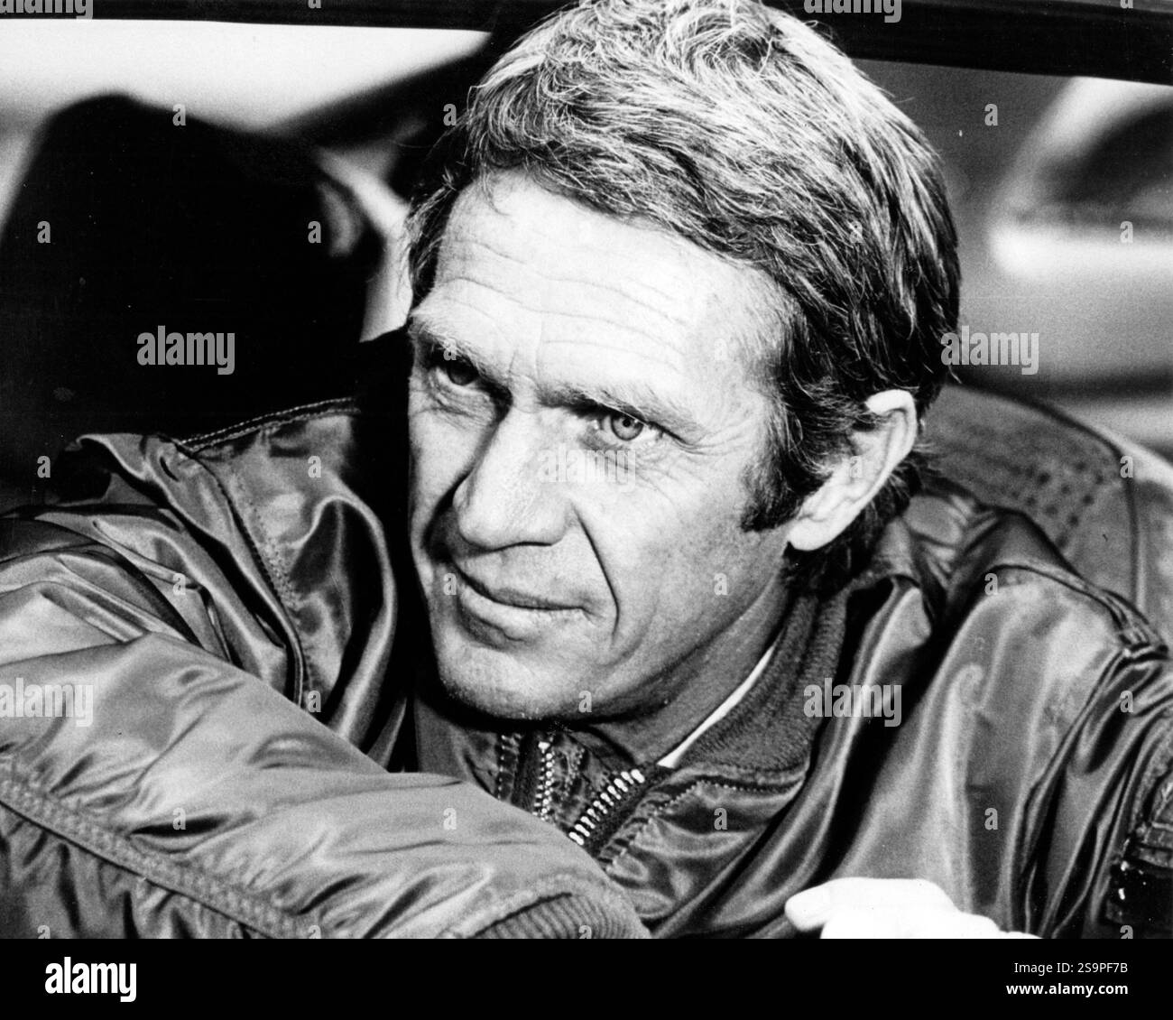 STEVE MCQUEEN in THE HUNTER (1980), directed by BUZZ KULIK. Credit ...