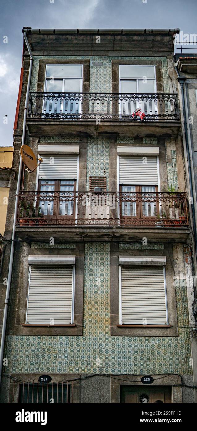 Vintage Lisbon-Style Tiled House in Porto Stock Photo - Alamy