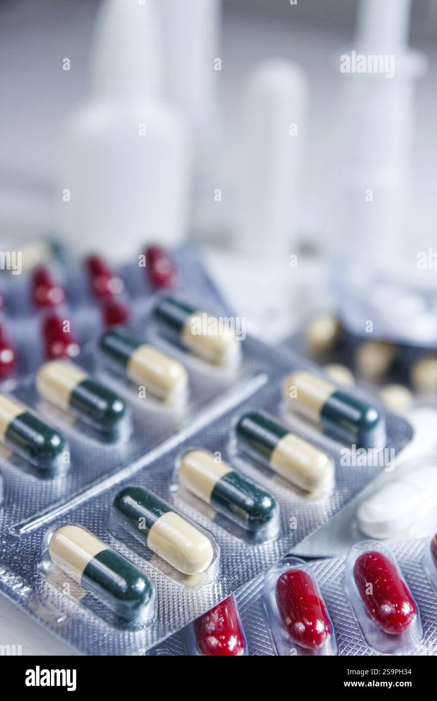 Red capsules blister packs hi-res stock photography and images - Alamy