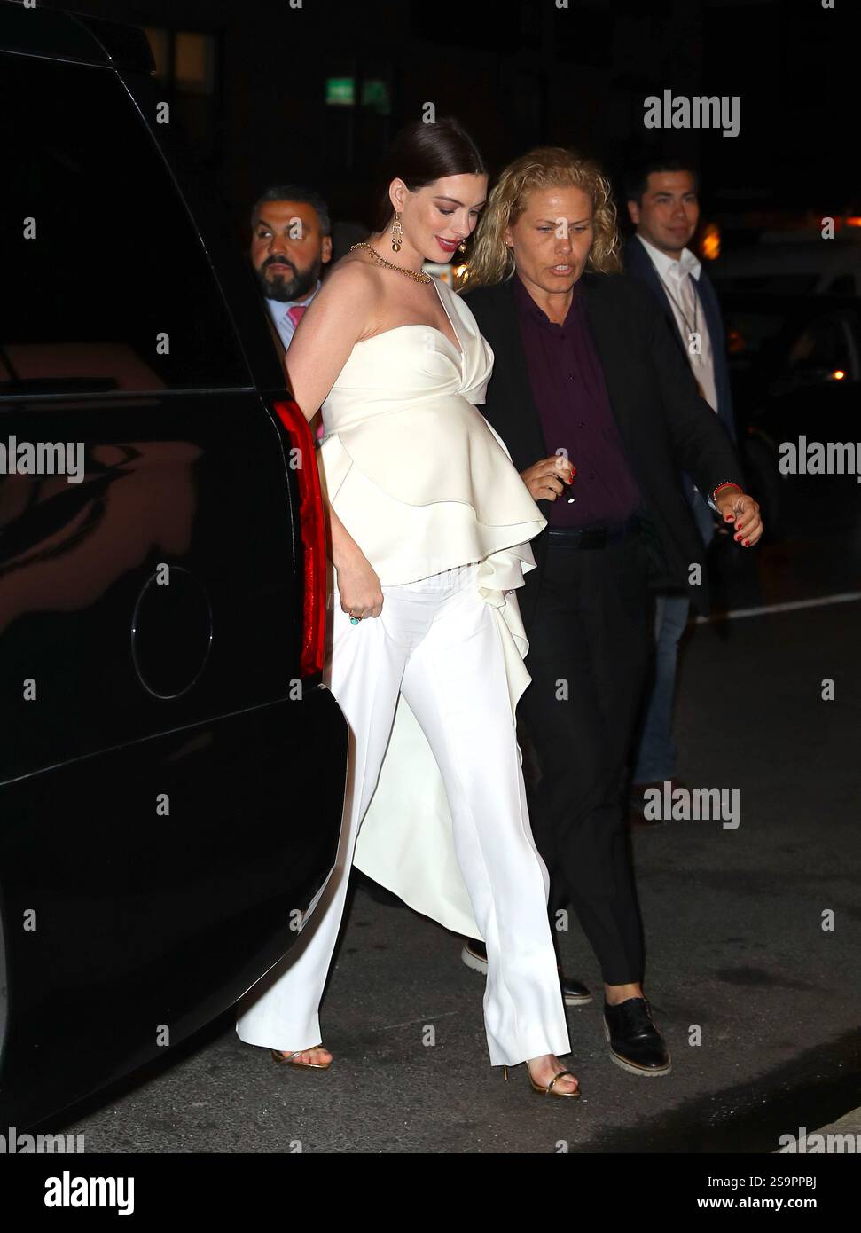 Anne Hathaway arriving at Amazon's Museum Of Modern Love pop-up at 632 ...