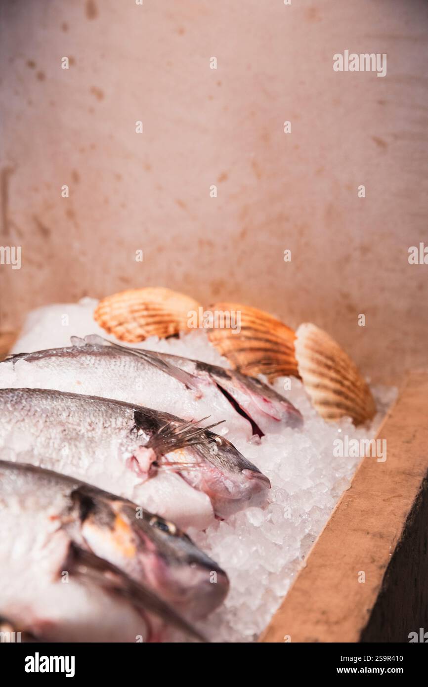 Fresh fish on ice at Oma restaurant in Borough Market, London ...