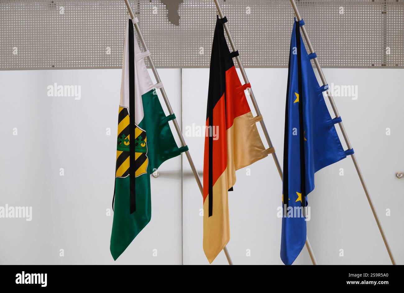 Dresden, Germany. 27th Jan, 2025. Mourning flags at a memorial service ...