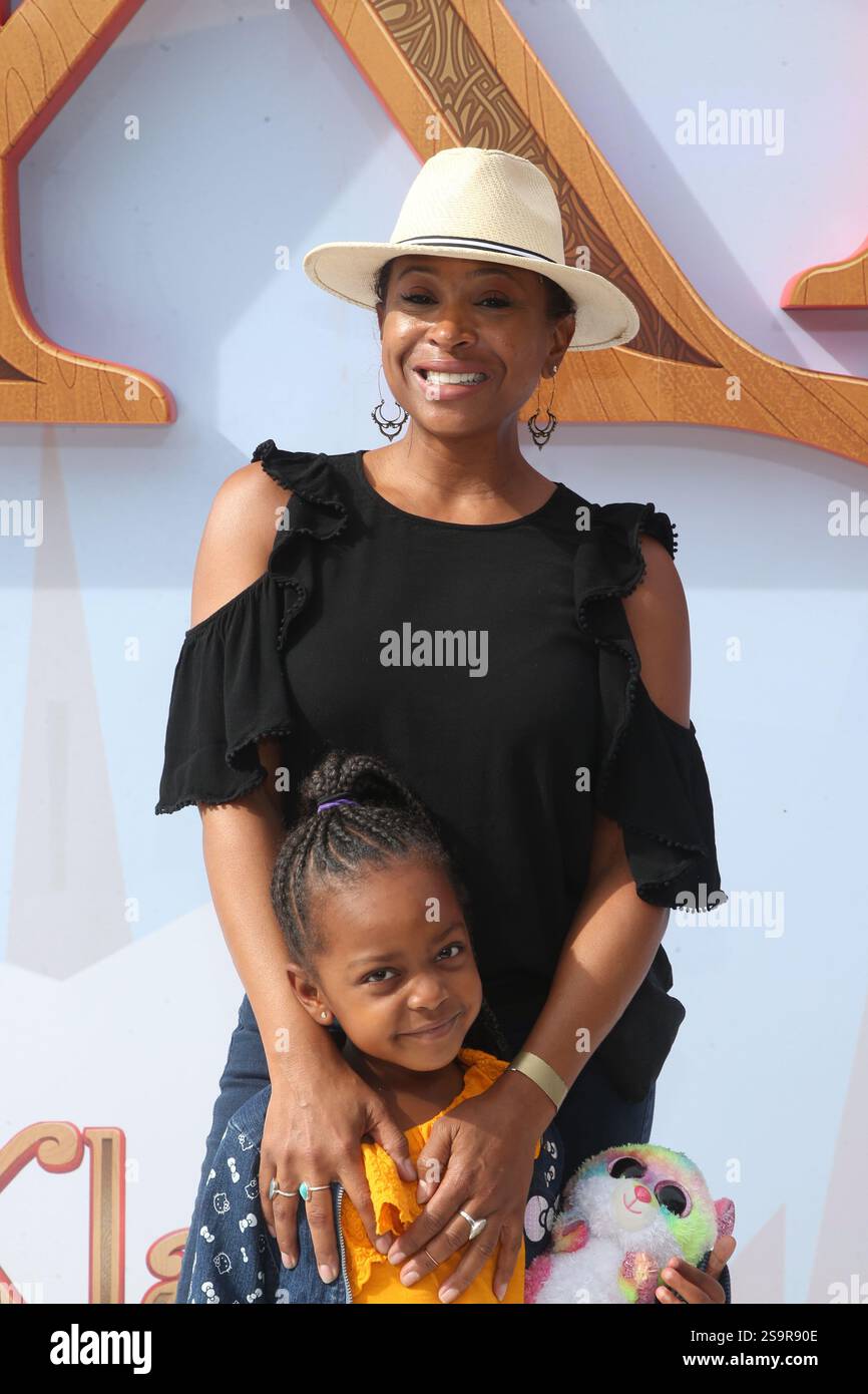 Tanika Ray and Daughter at the 'Klaus' film premiere, Los Angeles, USA ...