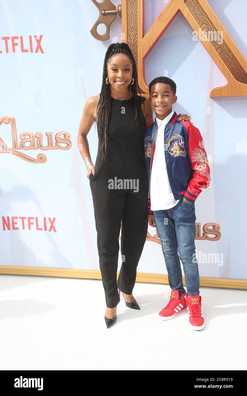 Isaiah Russell-Bailey and his mother at the 'Klaus' film premiere, Los ...