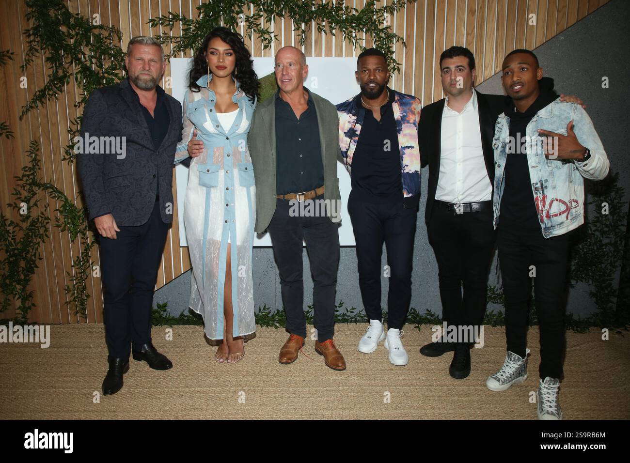 Thomas Meding, Sela Vave, Barry Sternlicht, Jamie Foxx and guests at ...