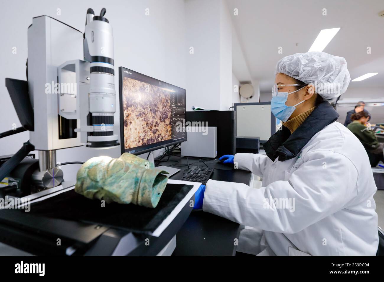 (250127) -- CHENGDU, Jan. 27, 2025 (Xinhua) -- A restorer looks at ...