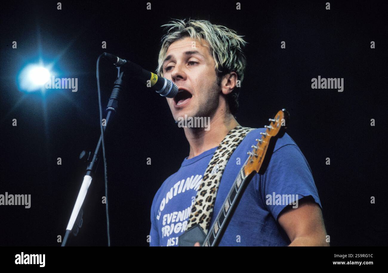 FEEDER, READING FESTIVAL 1999: Grant Nicholas the singer and guitarist ...
