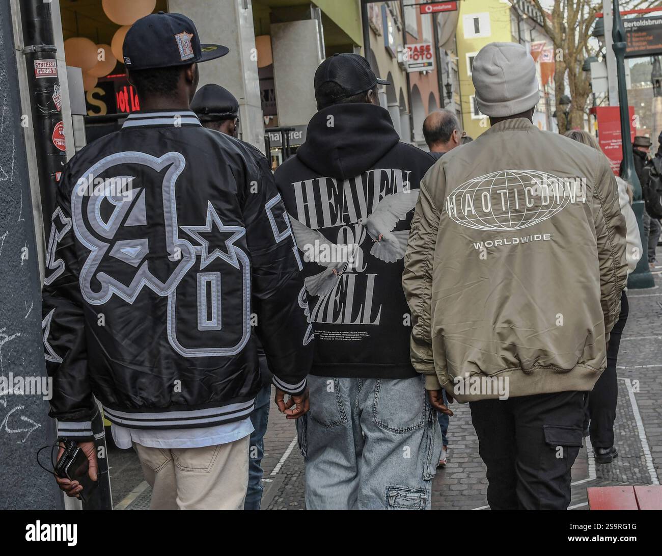 Eine Gruppe junger Afrikaner in modischen Klamotten geht durch die ...