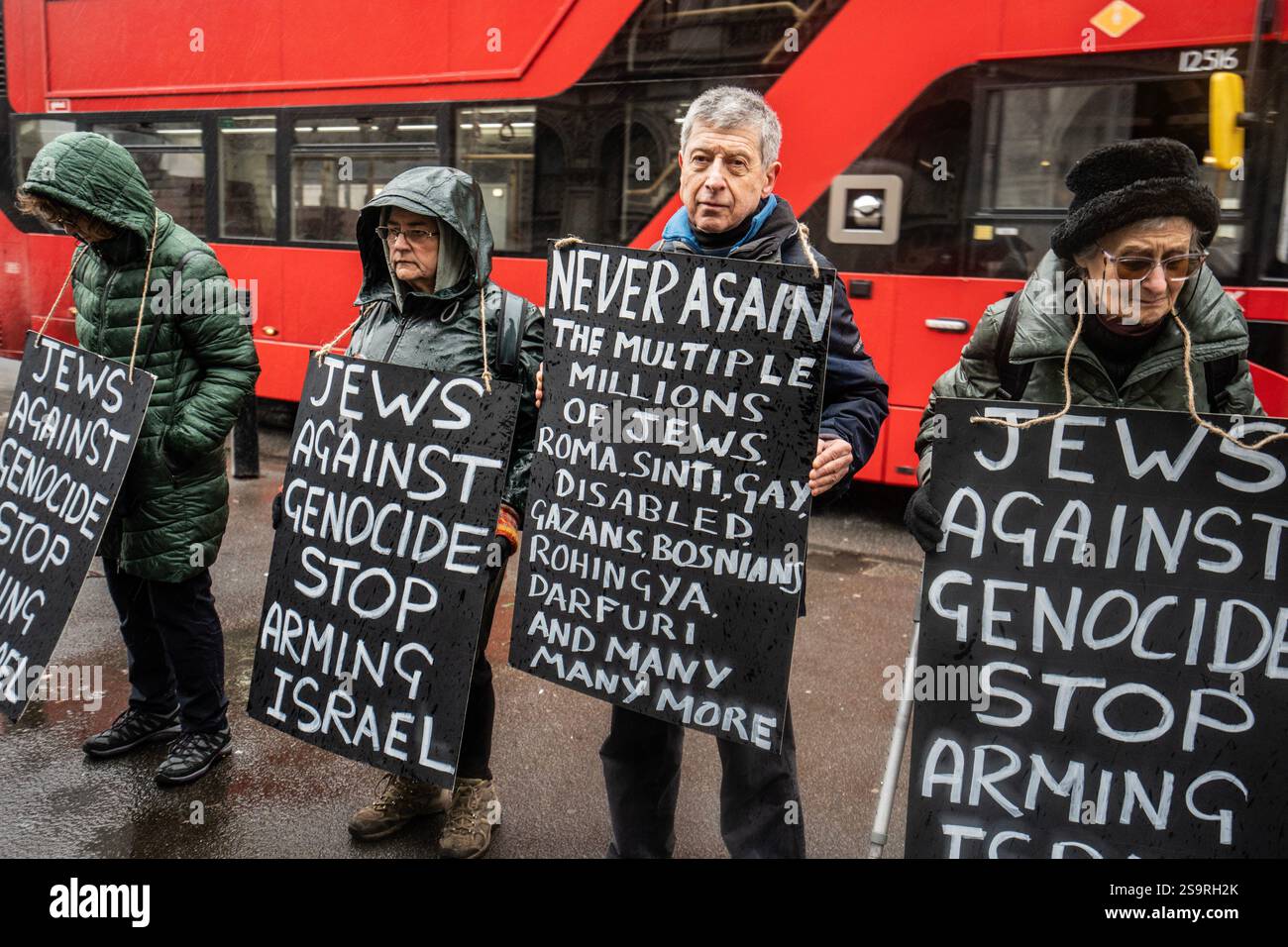 London, England, U.K., 27th Jan 2025. A small group of London Jews ...