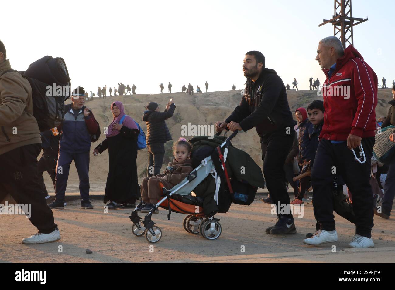 Displaced Gazans cross the Netzarim corridor from the southern Gaza ...