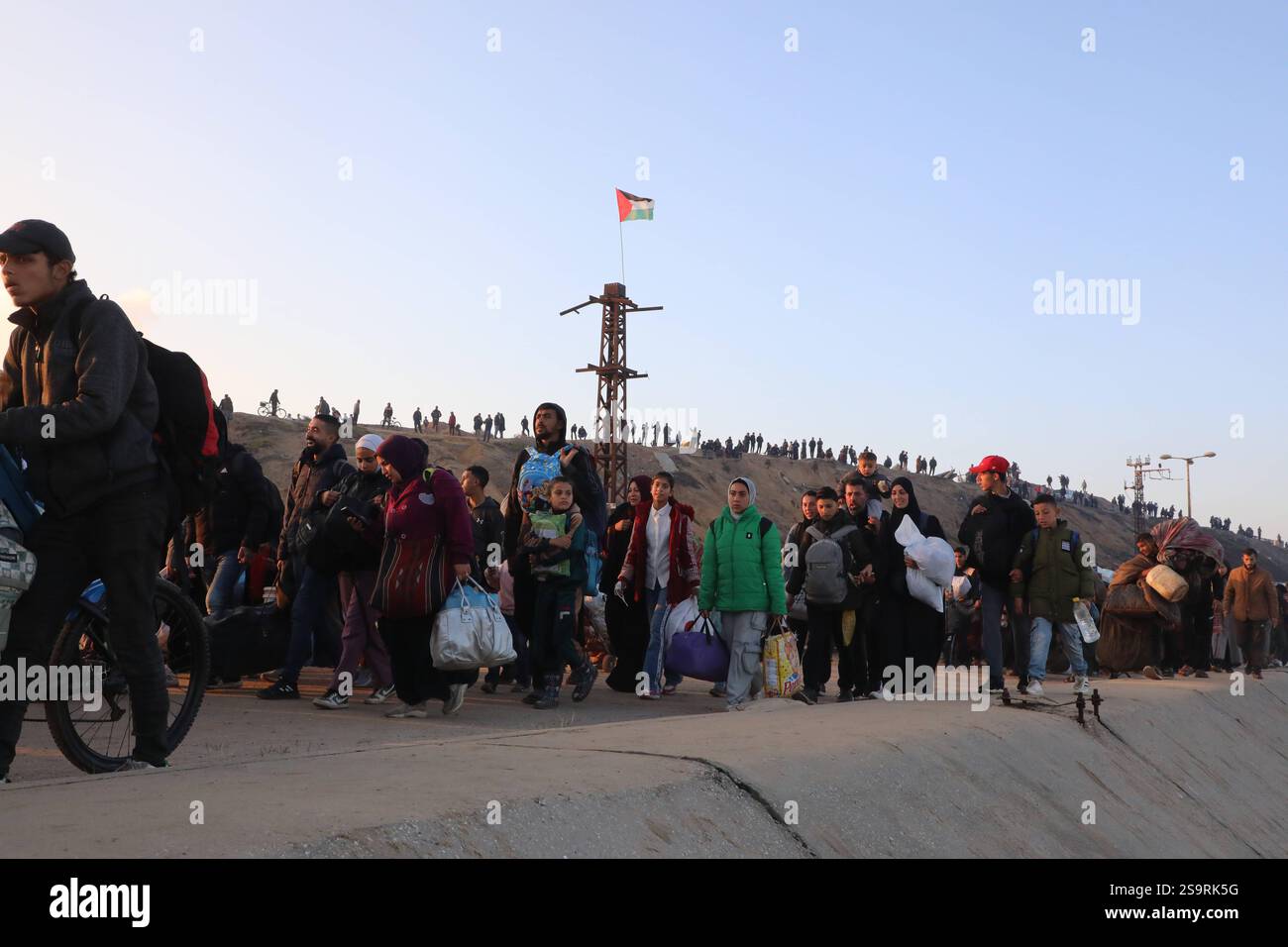 Displaced Gazans cross the Netzarim corridor from the southern Gaza ...
