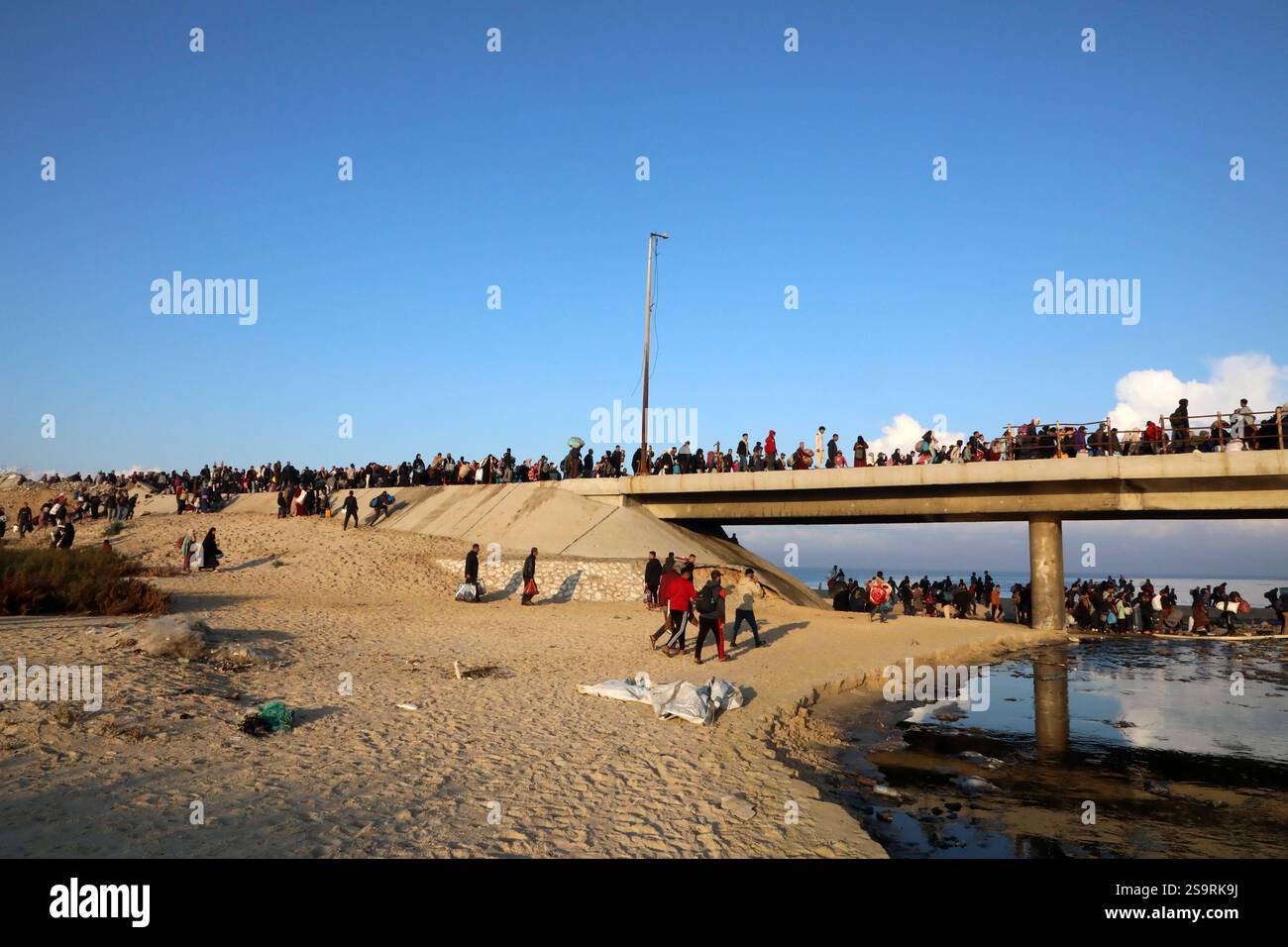 Displaced Gazans cross the Netzarim corridor from the southern Gaza ...