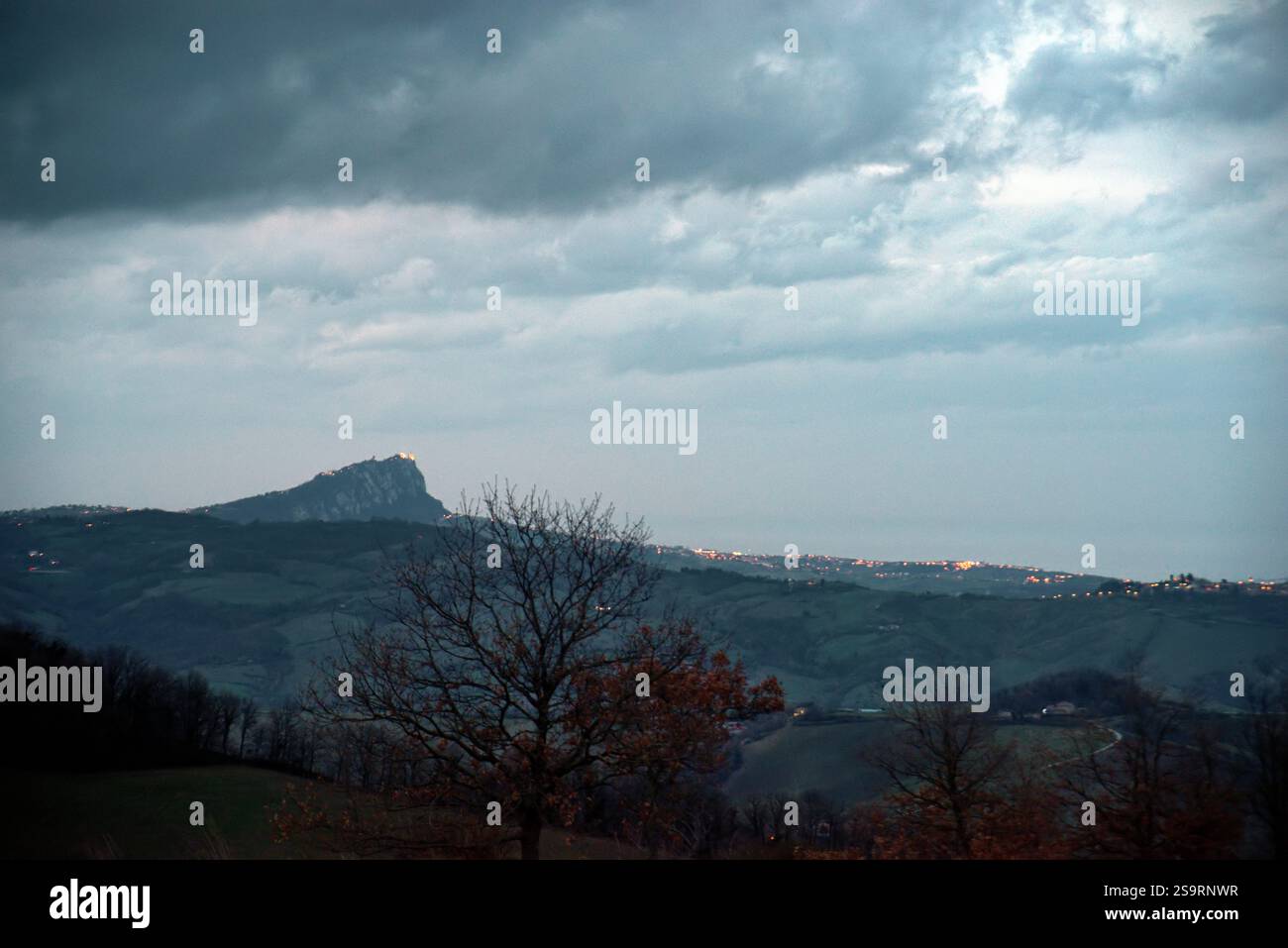 Panorama con il Monte Titano di San Marino in lontananza contro un ...