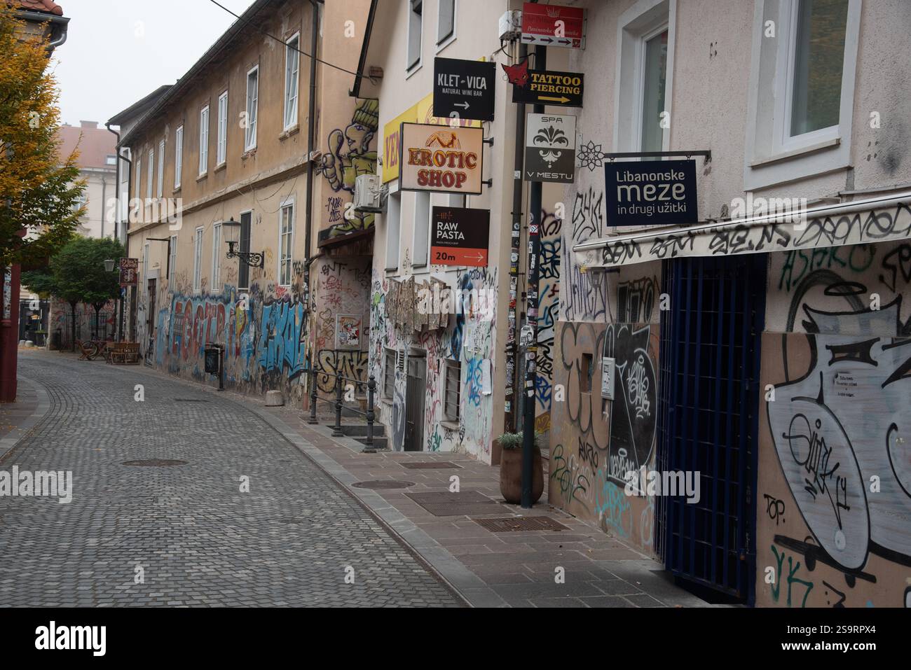 Graffiti along narrow cobblestone hi-res stock photography and images ...