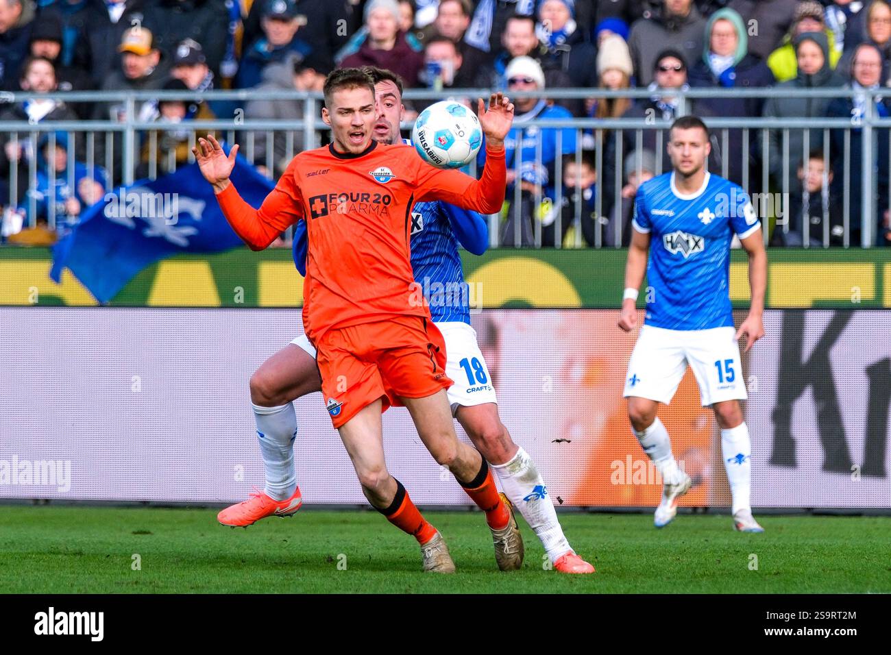 Philipp Foerster (SV Darmstadt 98, #18) im Zweikampf mit Filip Bilbija ...