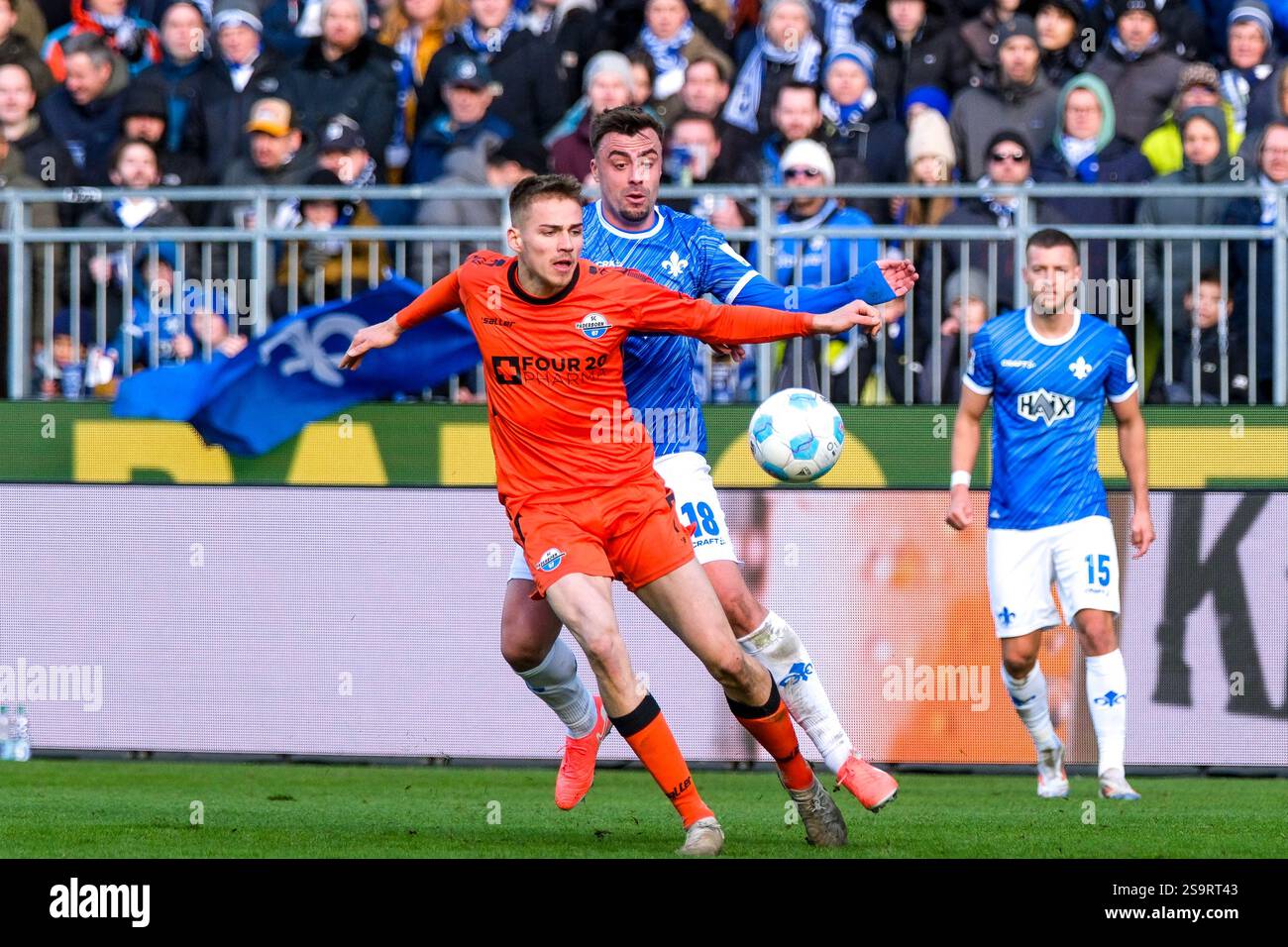 Philipp Foerster (SV Darmstadt 98, #18) im Zweikampf mit Filip Bilbija ...