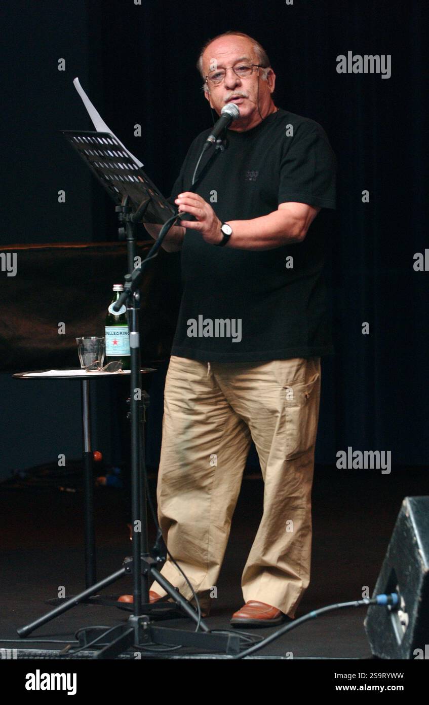 Milan Italy 21/09/2004 :Nanni Svampa, Italian singer, during the live ...