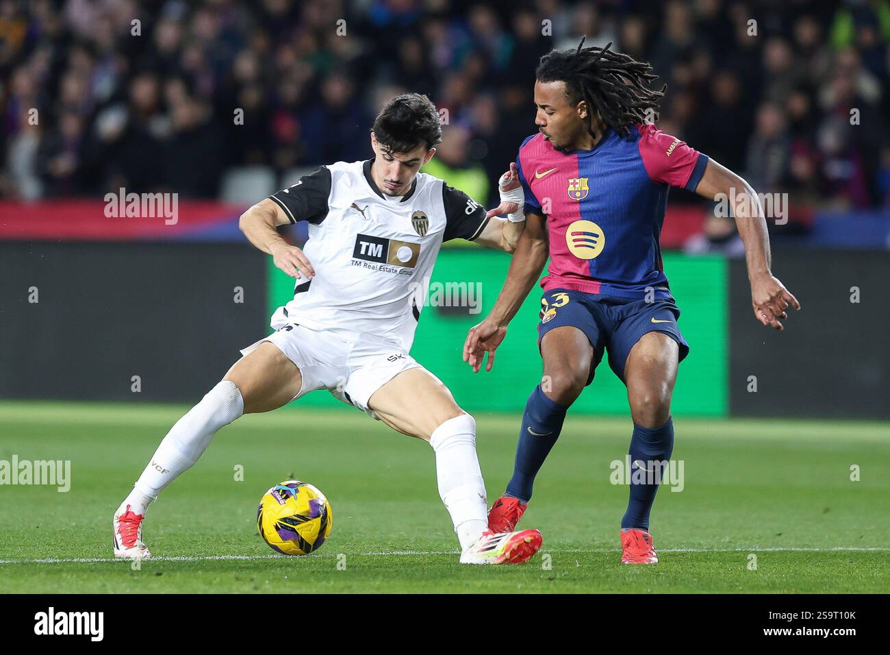 Barcelona, Spain. 26th Jan, 2025. Diego Lopez (16) of Valencia and ...