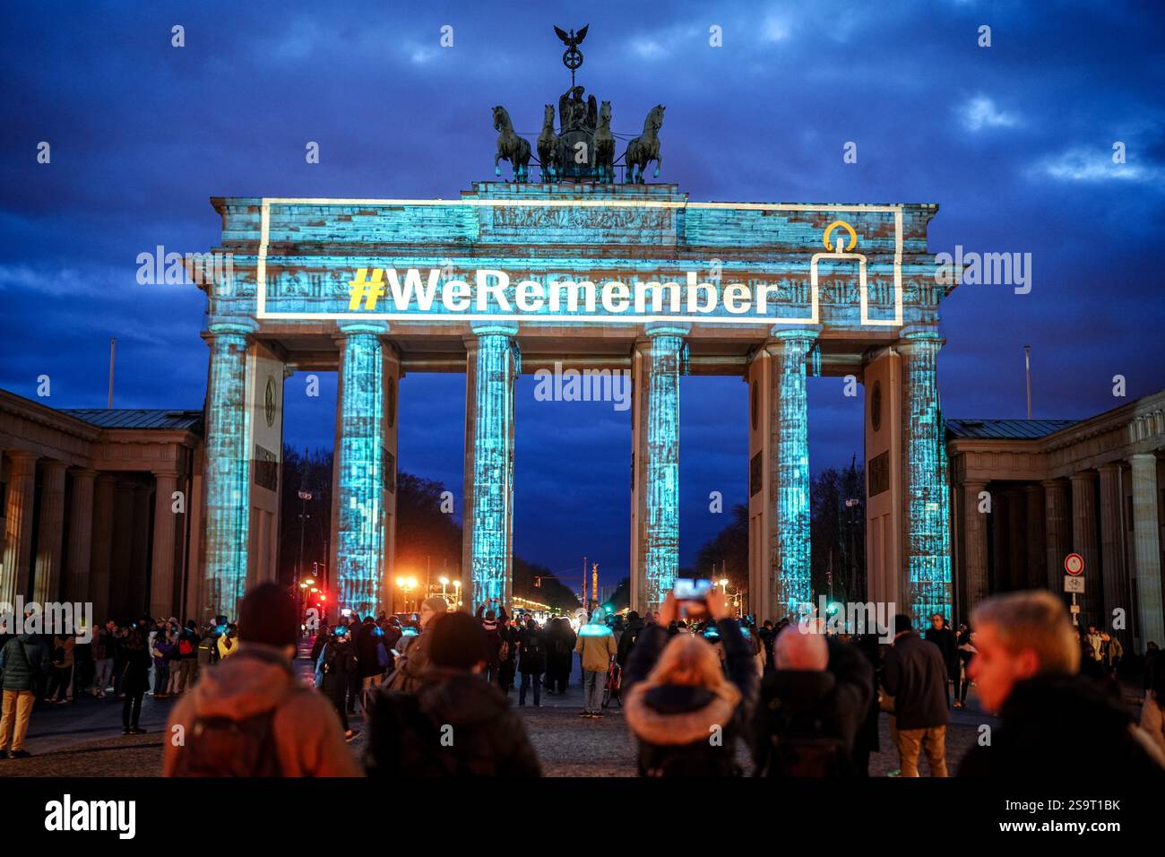 Berlin, Germany. 27th Jan, 2025. In the evening, the Brandenburg Gate ...