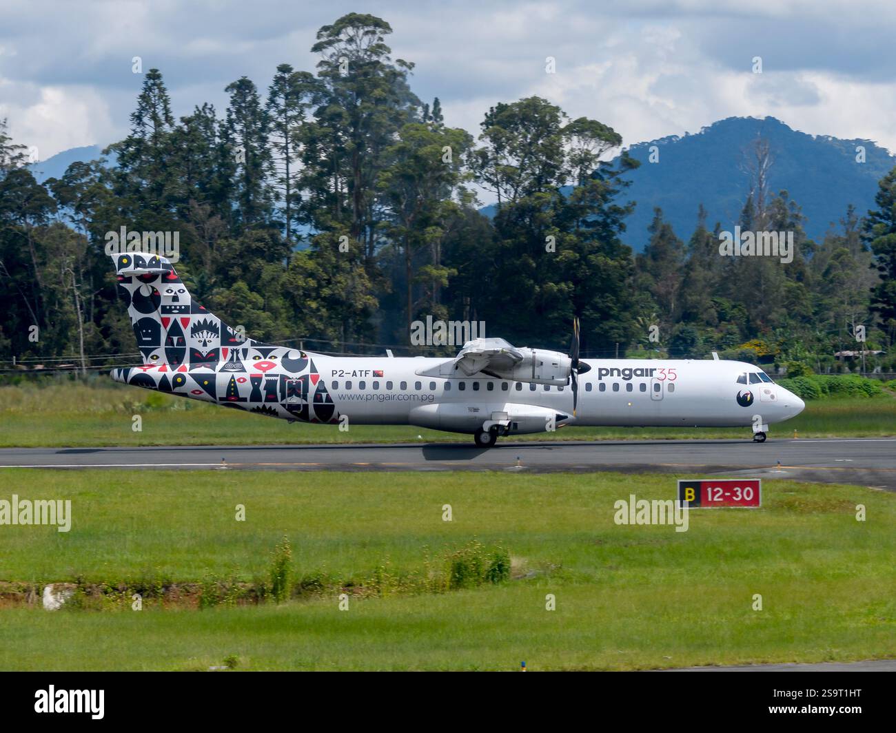 PNG Air airline aircraft at Mt Hagen. Airline PNG Air with ATR 72-600 ...