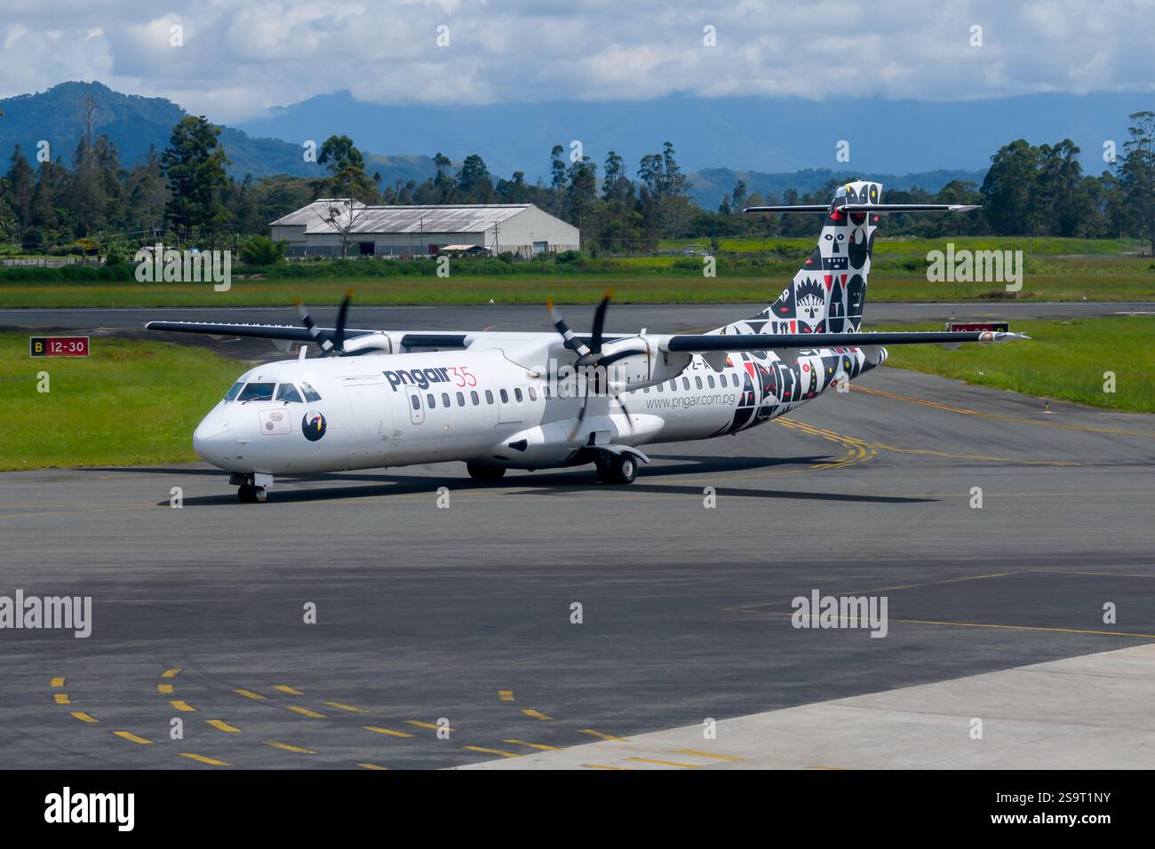 PNG Air airline aircraft at Mt Hagen. Airline PNG Air with ATR 72-600 ...