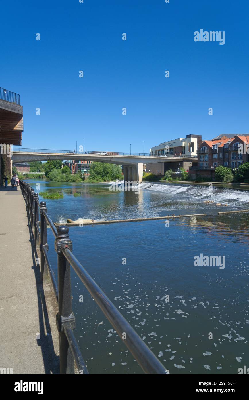 Durham, Looking north along the river Wear, from Riverside walk to ...