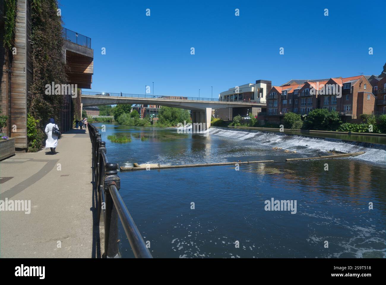 Durham, Looking north along the river Wear, from Riverside walk to ...