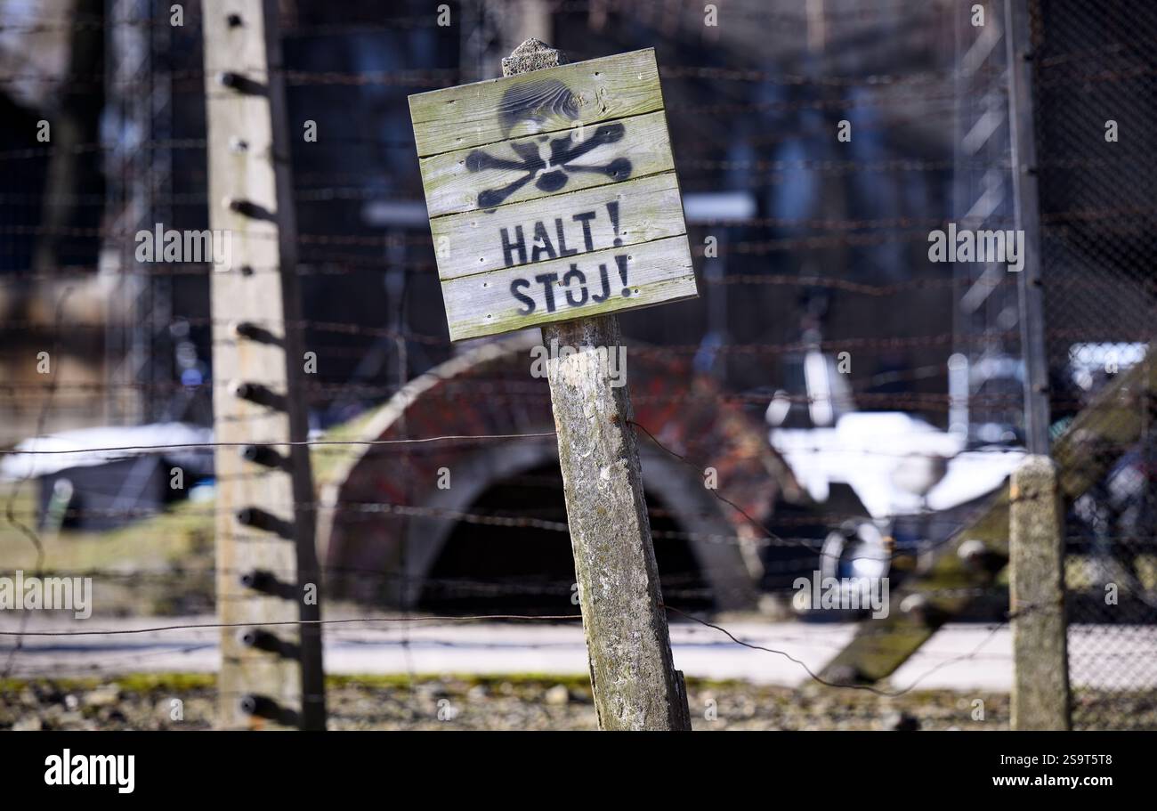 27 January 2025, Poland, Oswiecim: A sign with the inscription "Halt ...
