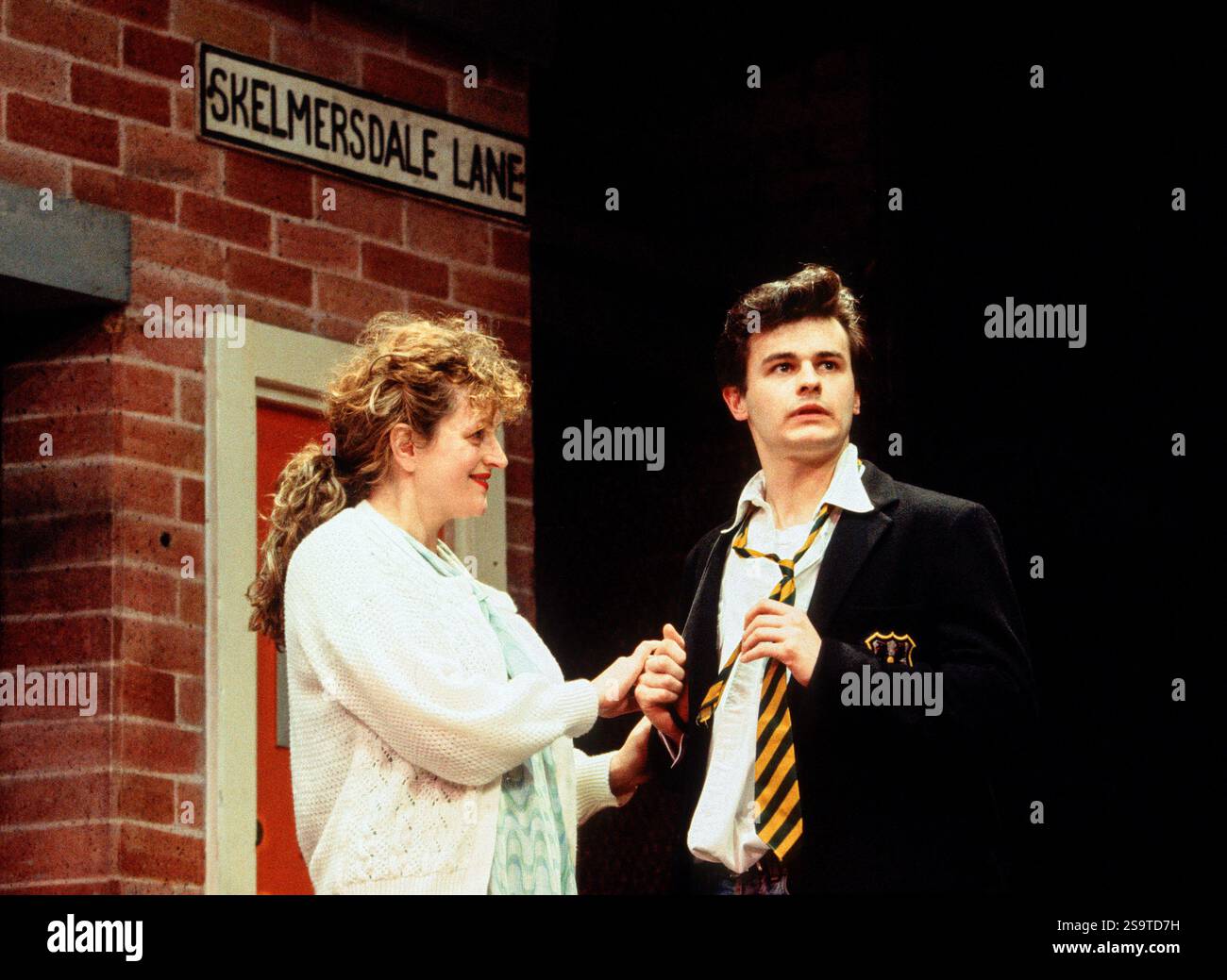 Barbara Dickson (Mrs Johnstone), Stephen Donald (Mickey Johnstone) in ...