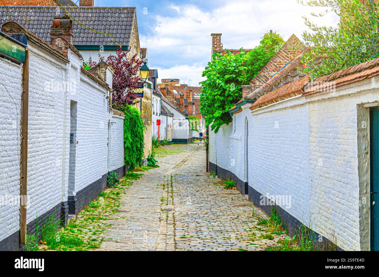 White st walls hi-res stock photography and images - Alamy
