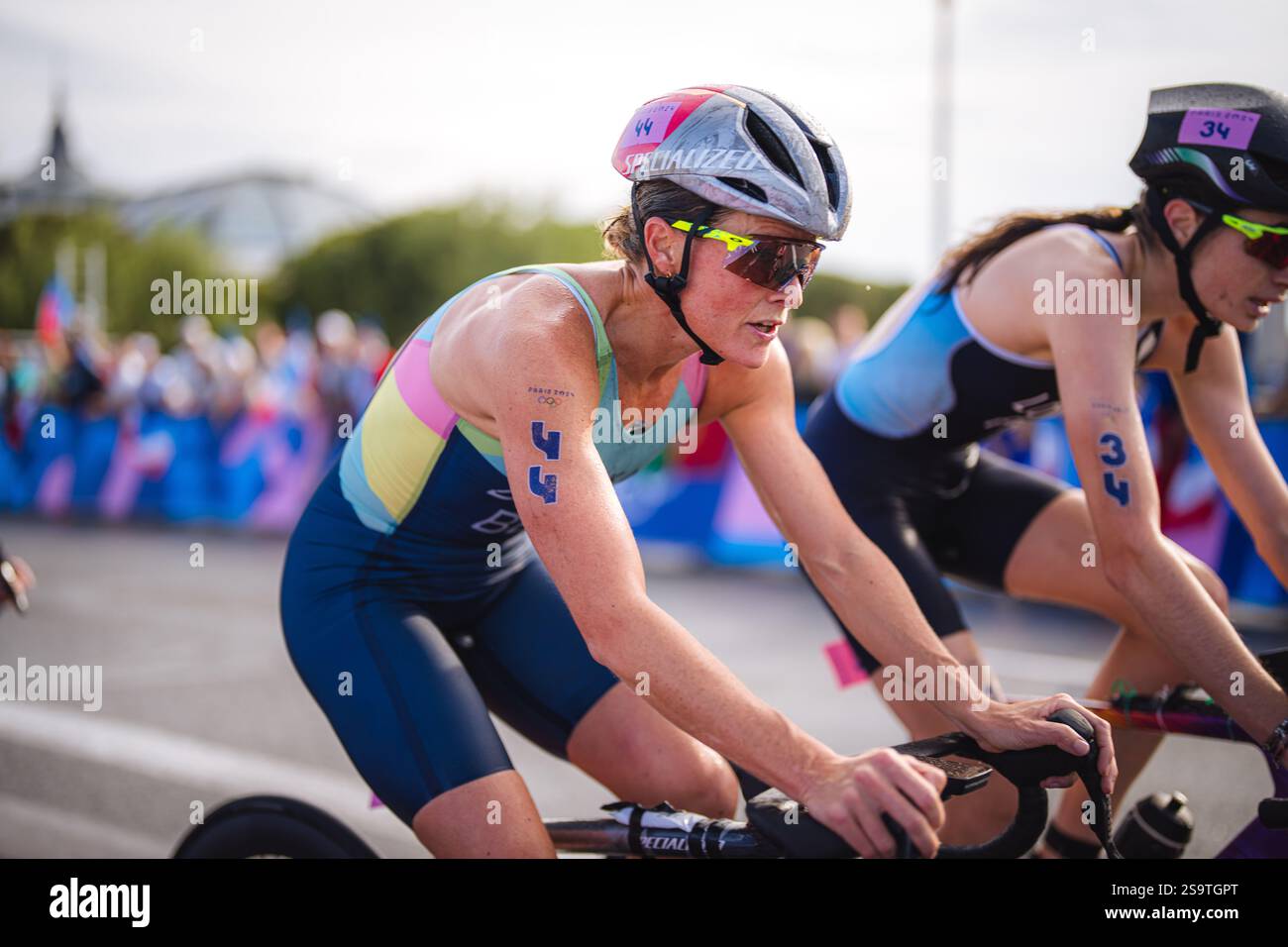 Flora Duffy participating in the triathlon at the Paris 2024 Olympic ...