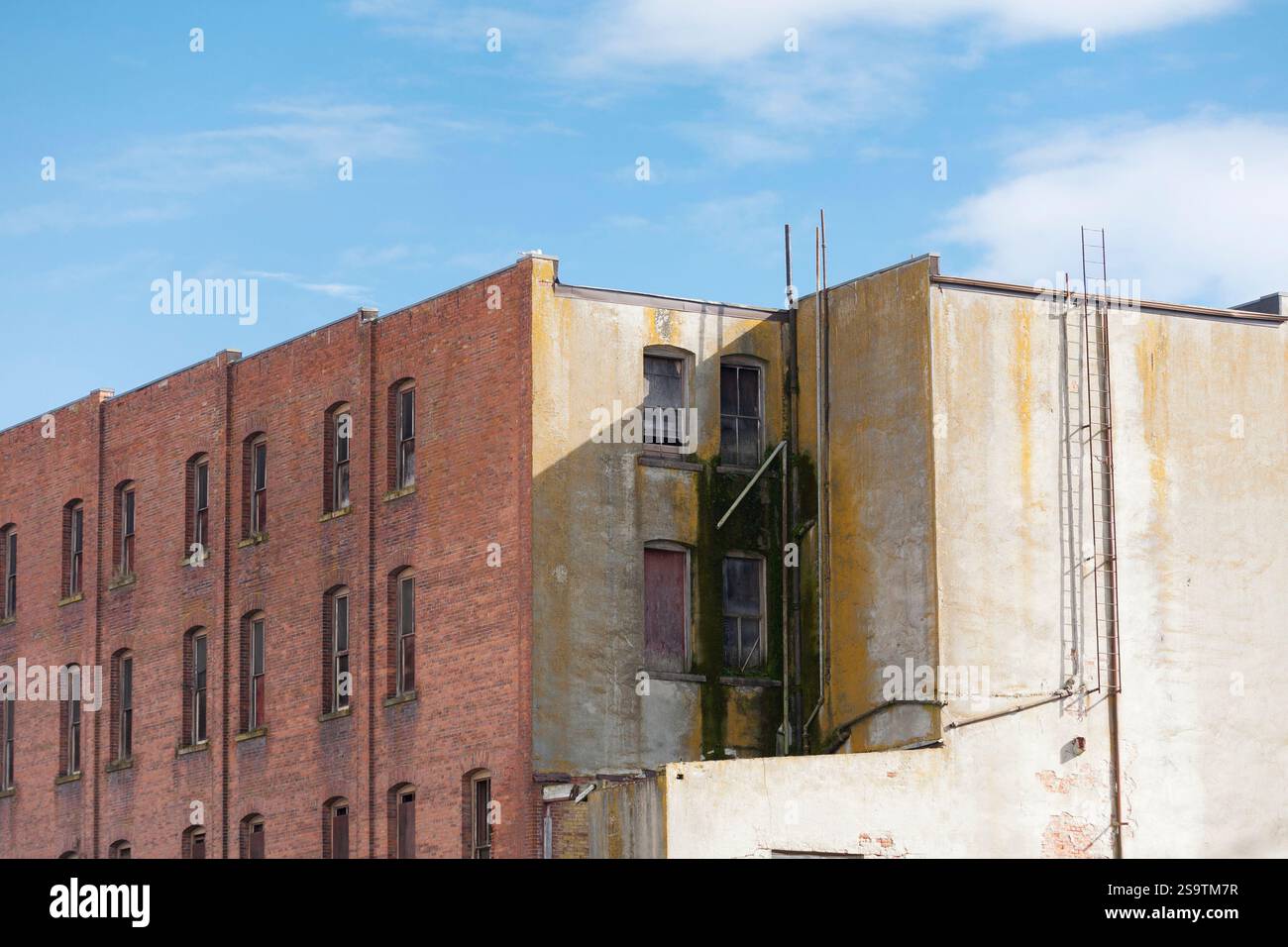 High rise apartment building made brick hi-res stock photography and ...