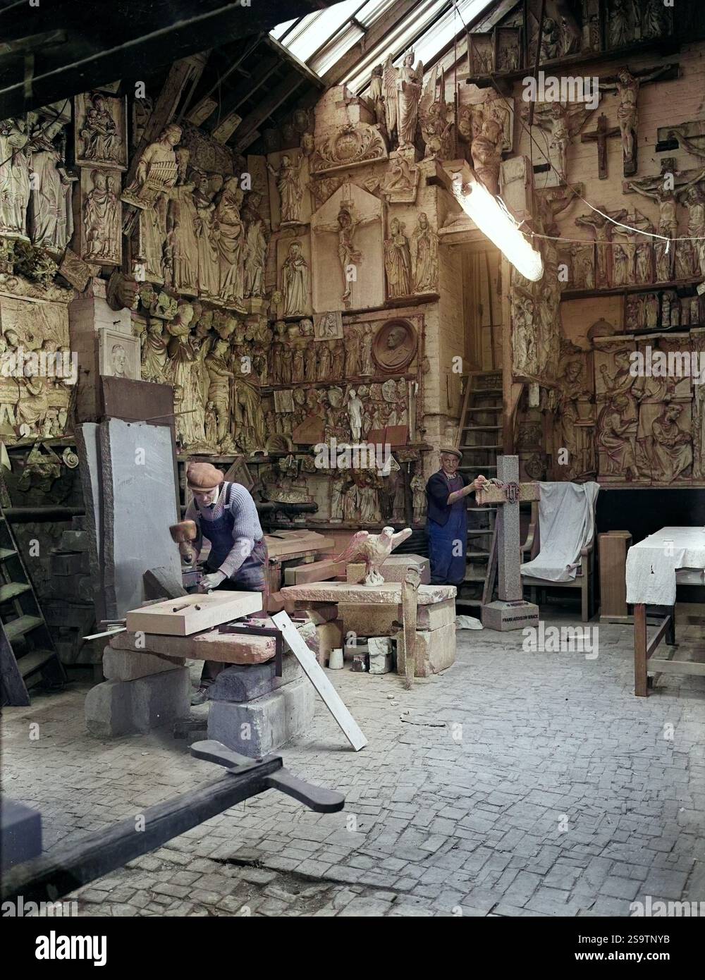 Stonemasons at work in the West Mildlands England Uk 1957 Stock Photo ...