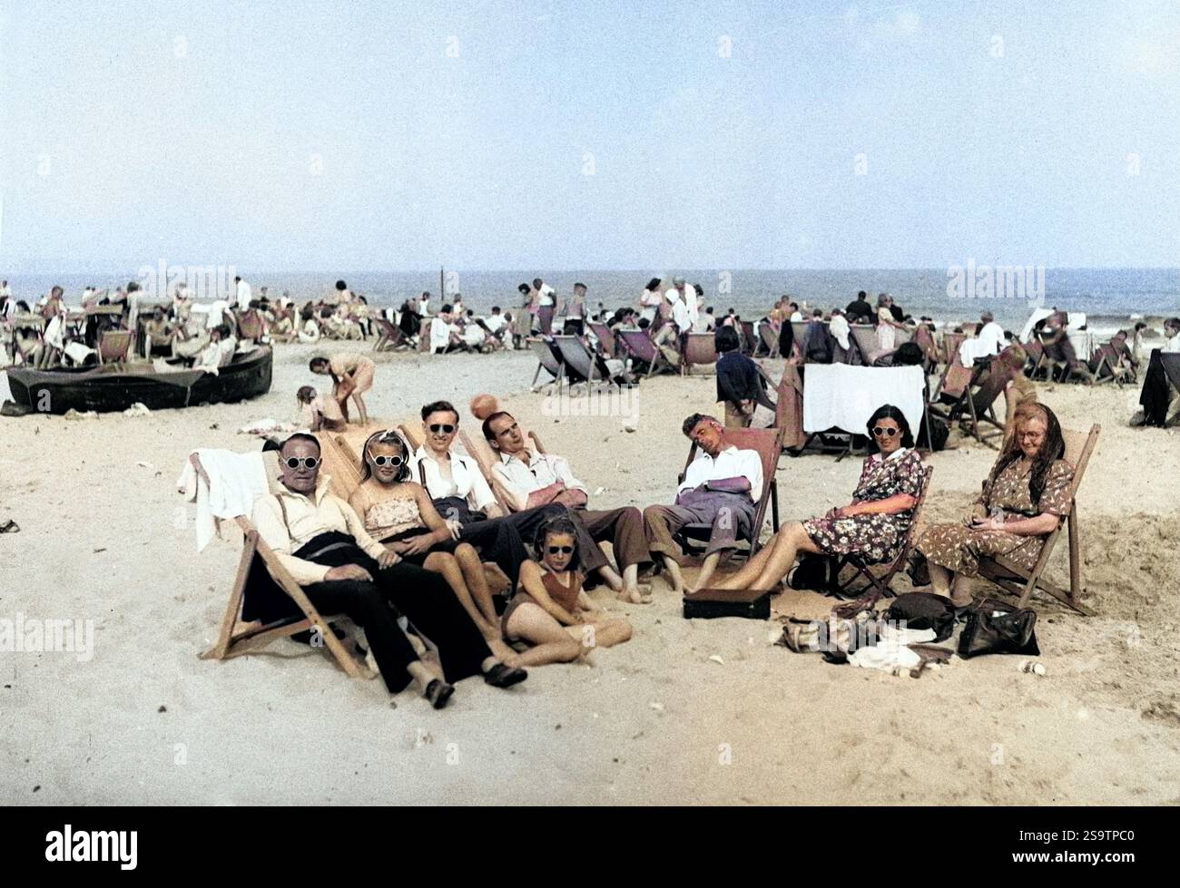 1940's britain beach hi-res stock photography and images - Alamy