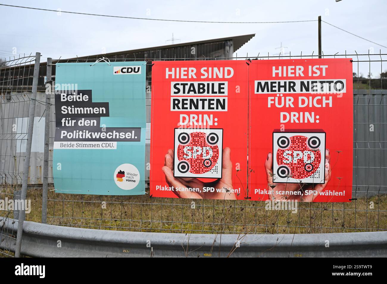 24.01.2025, xjrdrx, Politik Bundestagswahl 2025, Wahlplakate in Bayern v.l. CDU SPD Bayern ...