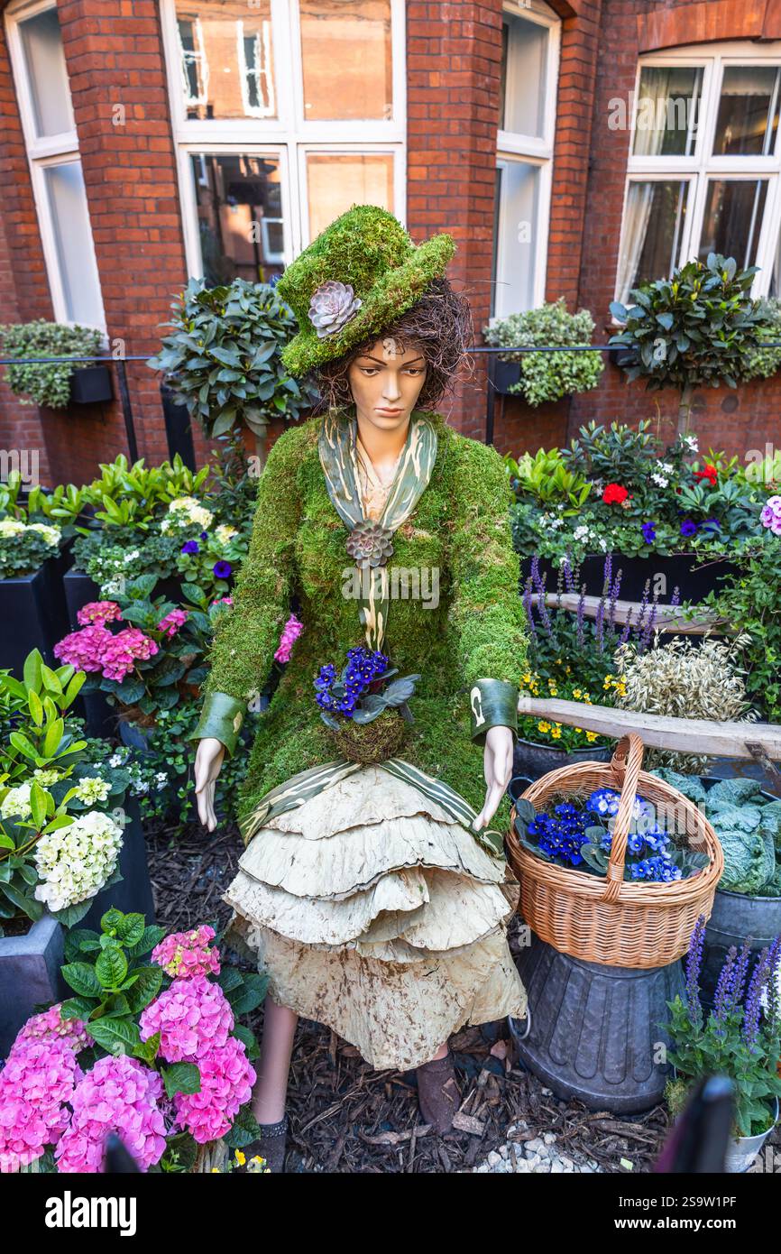 Chelsea Flower Show. Stunning Floral Sculptures and Garden Displays ...