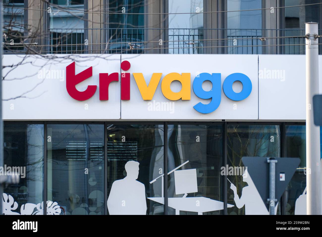 Düsseldorf 27.01.2025 Trivago Hauptverwaltung Zentrale Reisebüro Logo ...