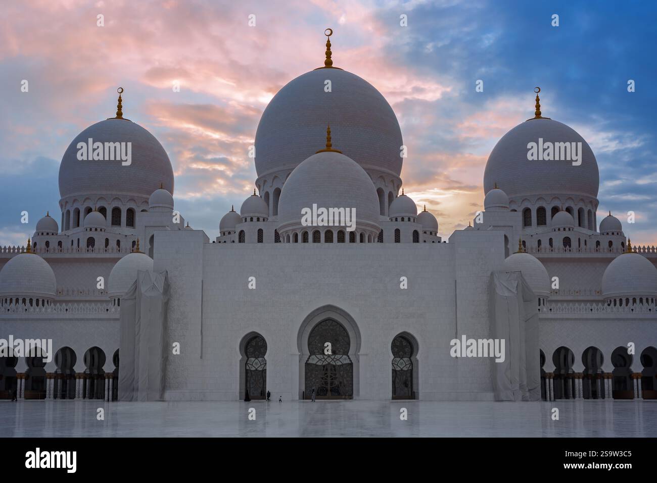 Grand Mosque from distance.UAE,Dubai,Amazing Grand mosque in Abu Dhabi ...
